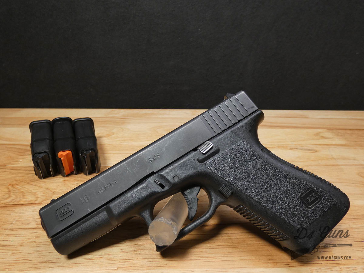 Glock 19 Gen 2 - 9mm - Austrian Made - G19 - w/ 3 Mags - Gen2 - Look! - Semi Auto Pistols at ...